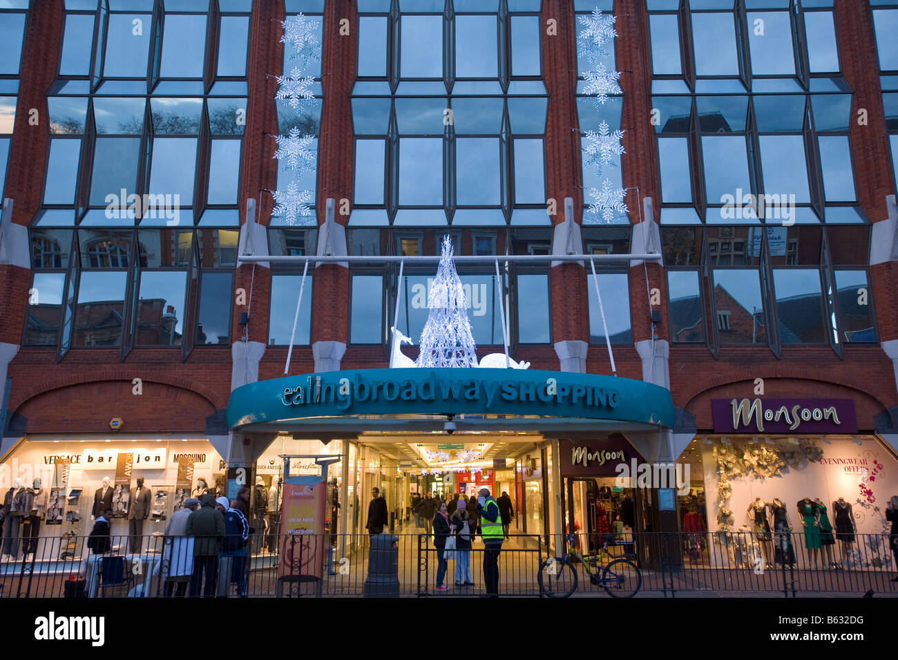 Ealing Broadway Shopping Centre Stock Photos & Ealing Broadway Shopping ...