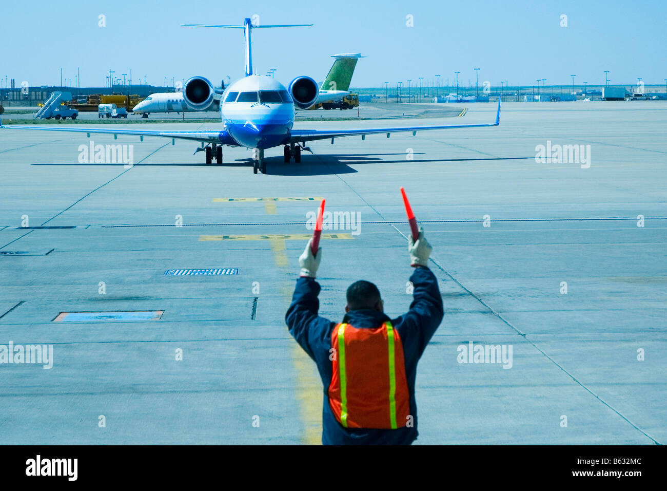 Airport ground crew hi-res stock photography and images - Alamy
