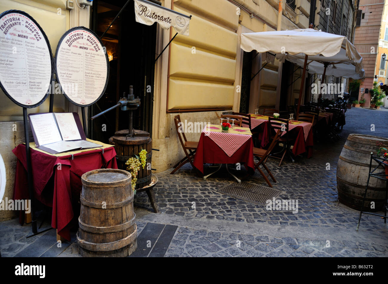 Restaurant just off the Via Del Corso in Rome Italy Stock Photo - Alamy