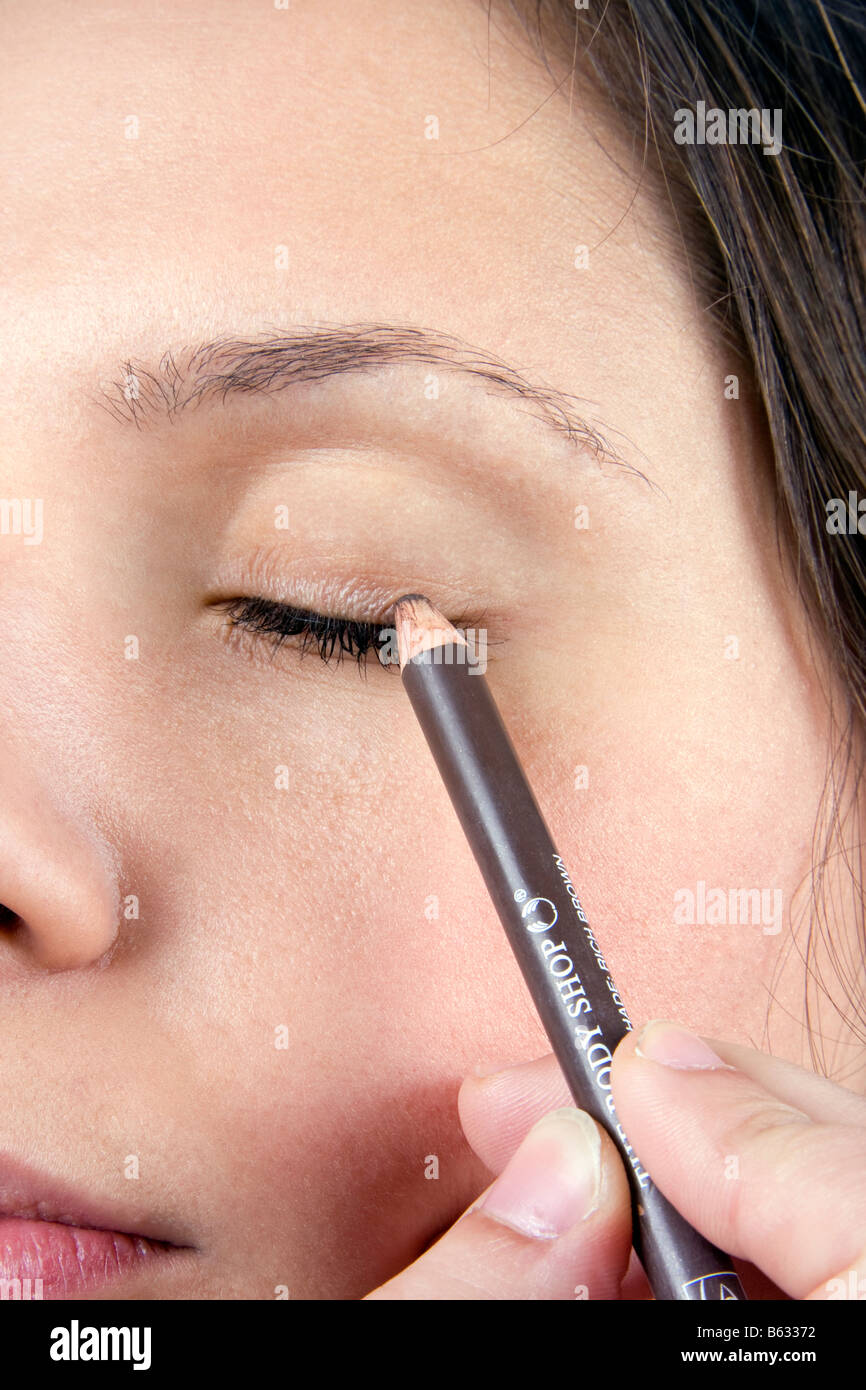 Close up makeup artist using hi-res stock photography and images - Alamy