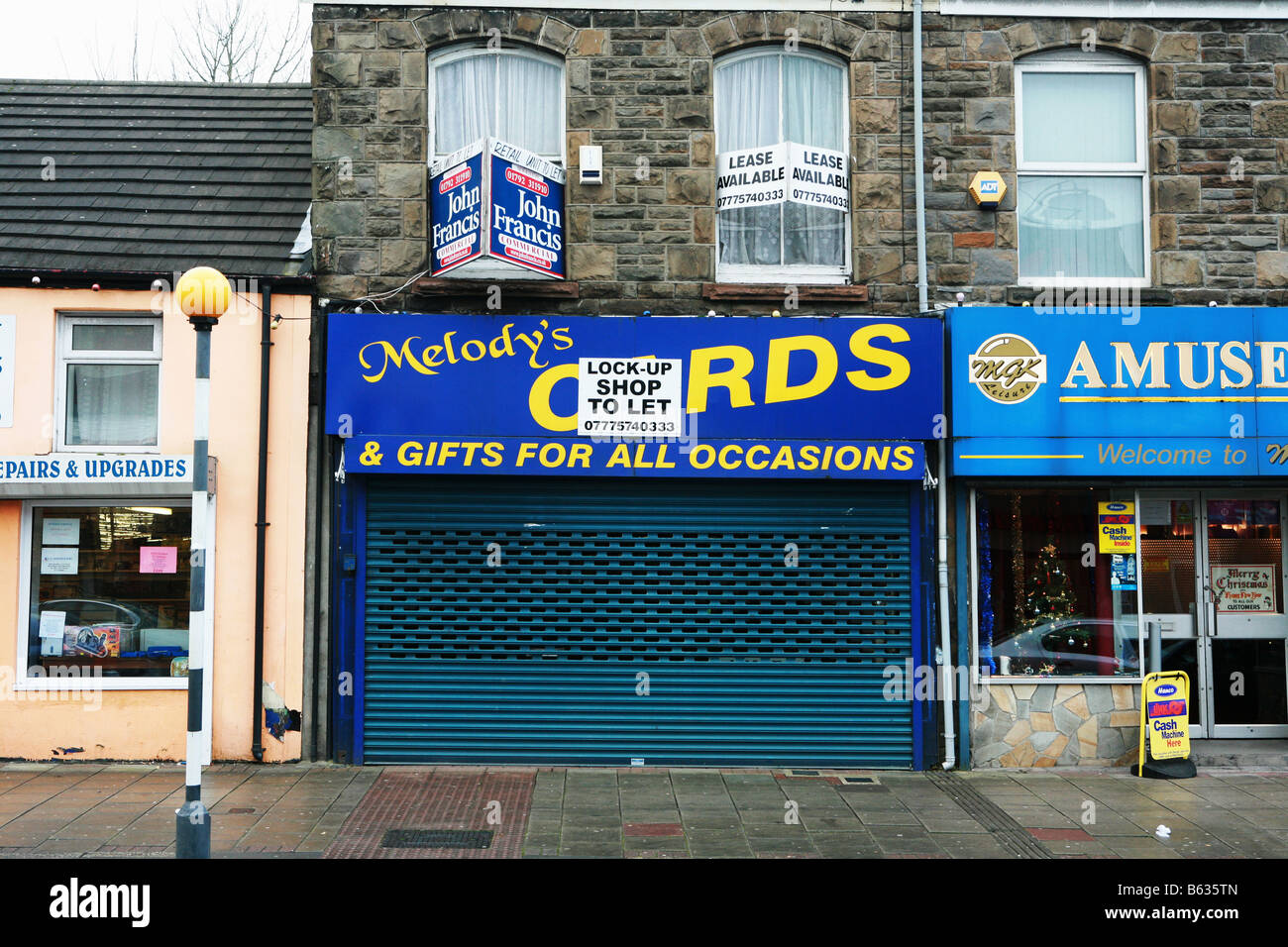Closed shop high street uk hi-res stock photography and images - Alamy