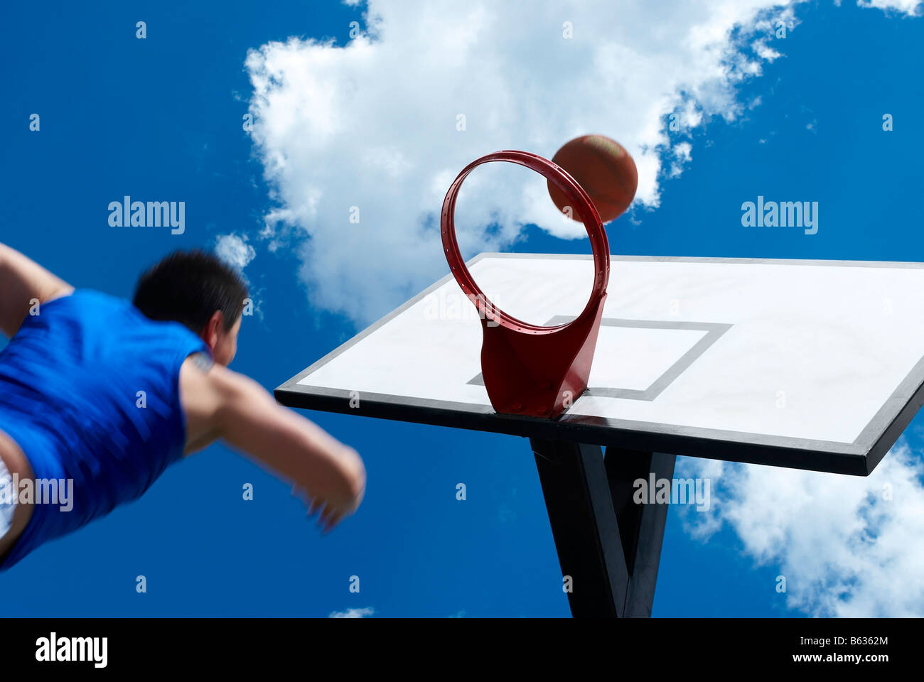 Low angle view of a basketball player shooting a goal Stock Photo - Alamy