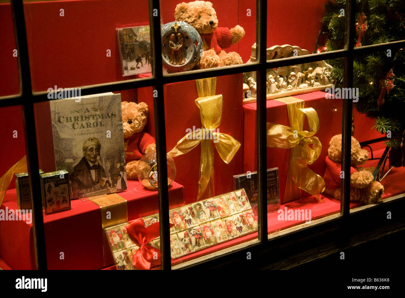 Christmas shop window display Stock Photo - Alamy