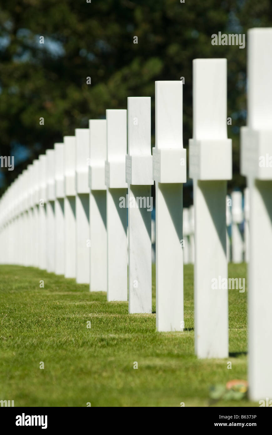 Rows of soldiers graves at the Normandy American Cemetery, France Stock ...