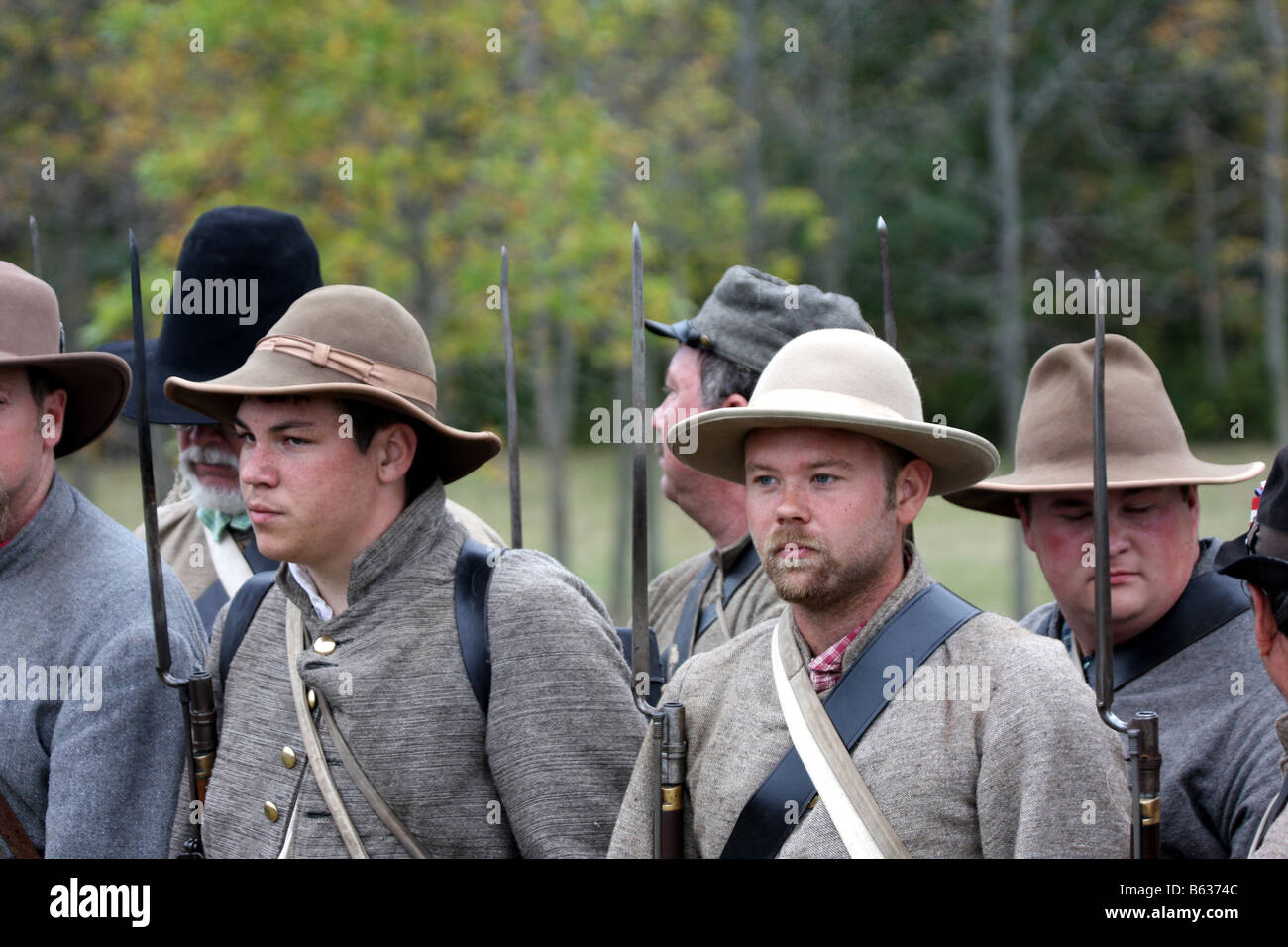 Soldiers standing line hi-res stock photography and images - Alamy