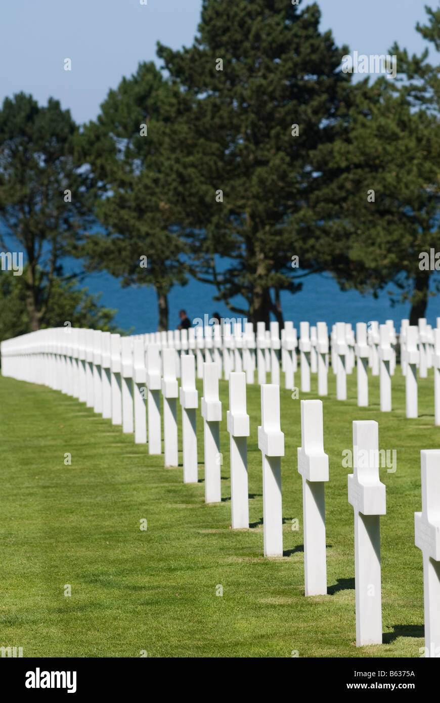 Rows of soldiers graves at the Normandy American Cemetery, France Stock ...