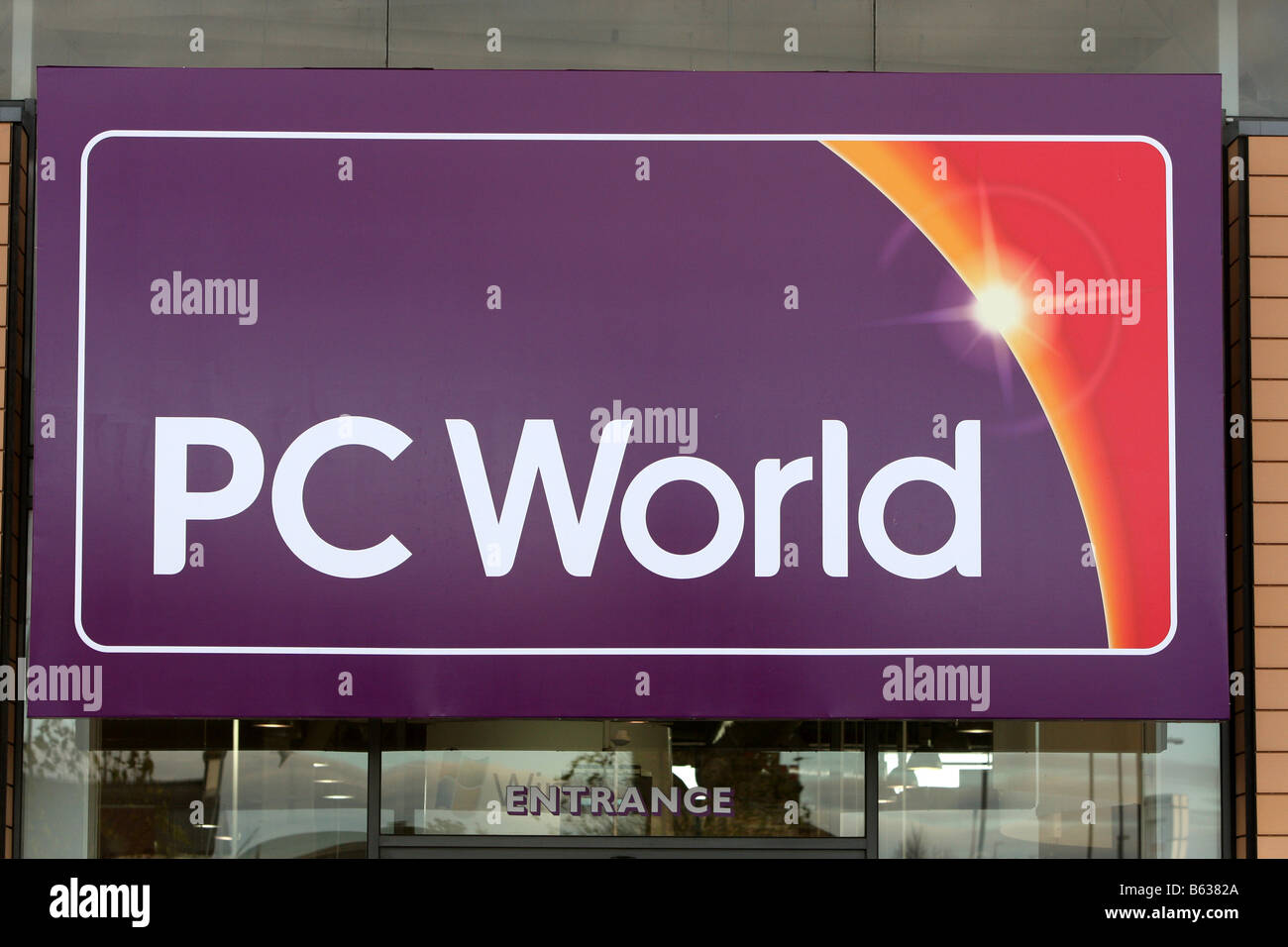 Pc world store staff hi-res stock photography and images - Alamy