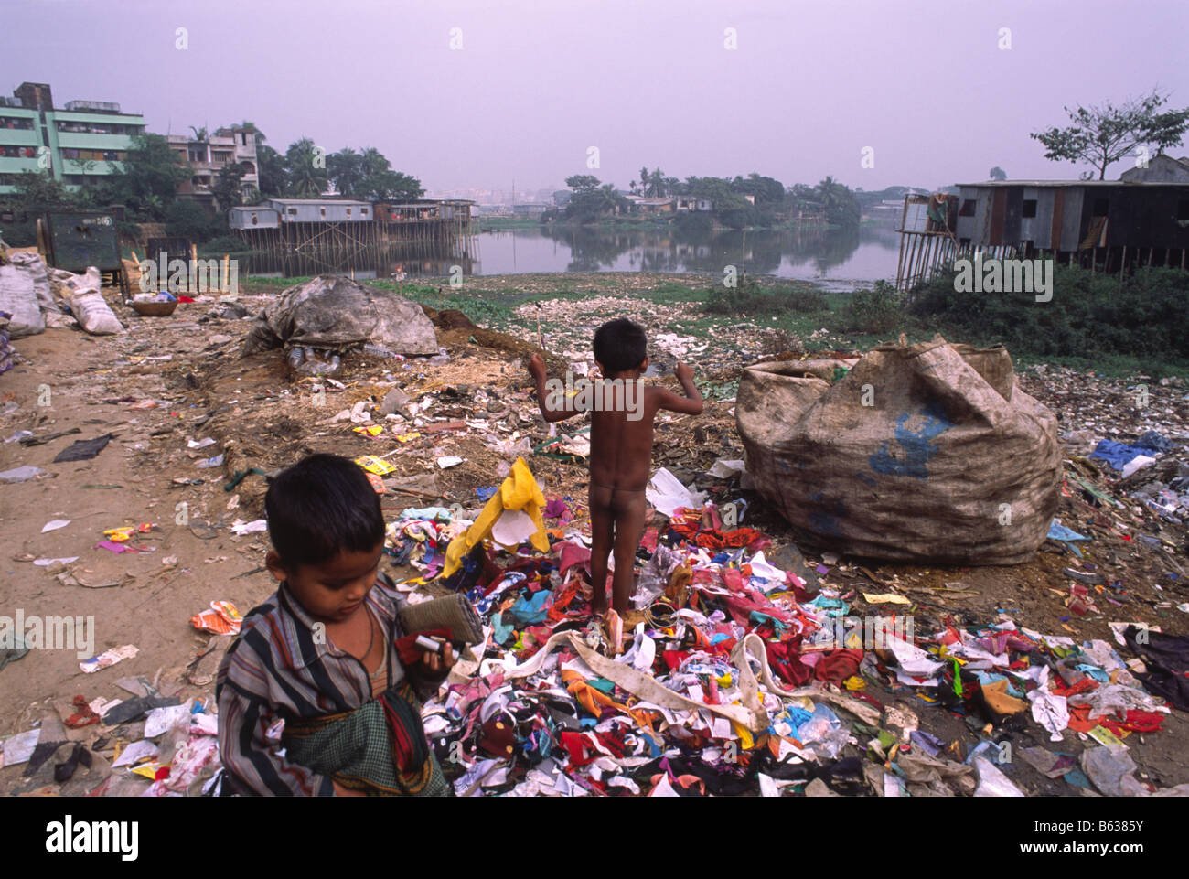 Children in slums dhaka bangladesh hi-res stock photography and images ...