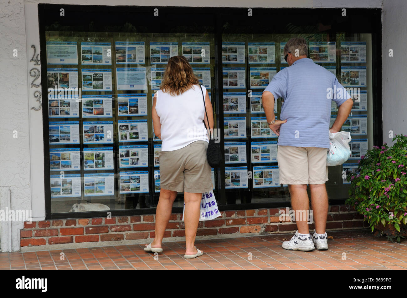 Estate agent shop front hi-res stock photography and images - Alamy