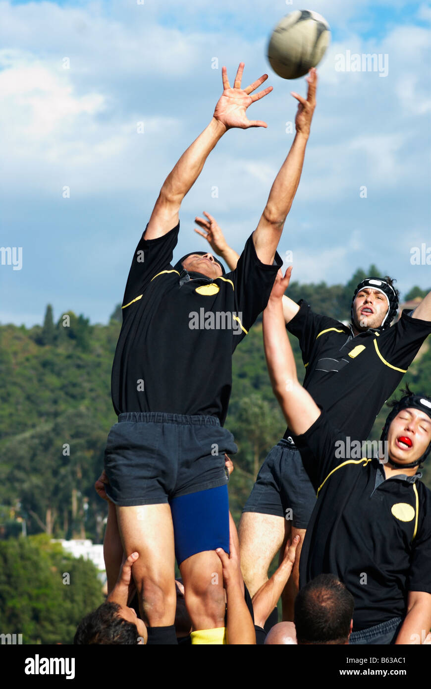 Young men playing rugby Stock Photo - Alamy