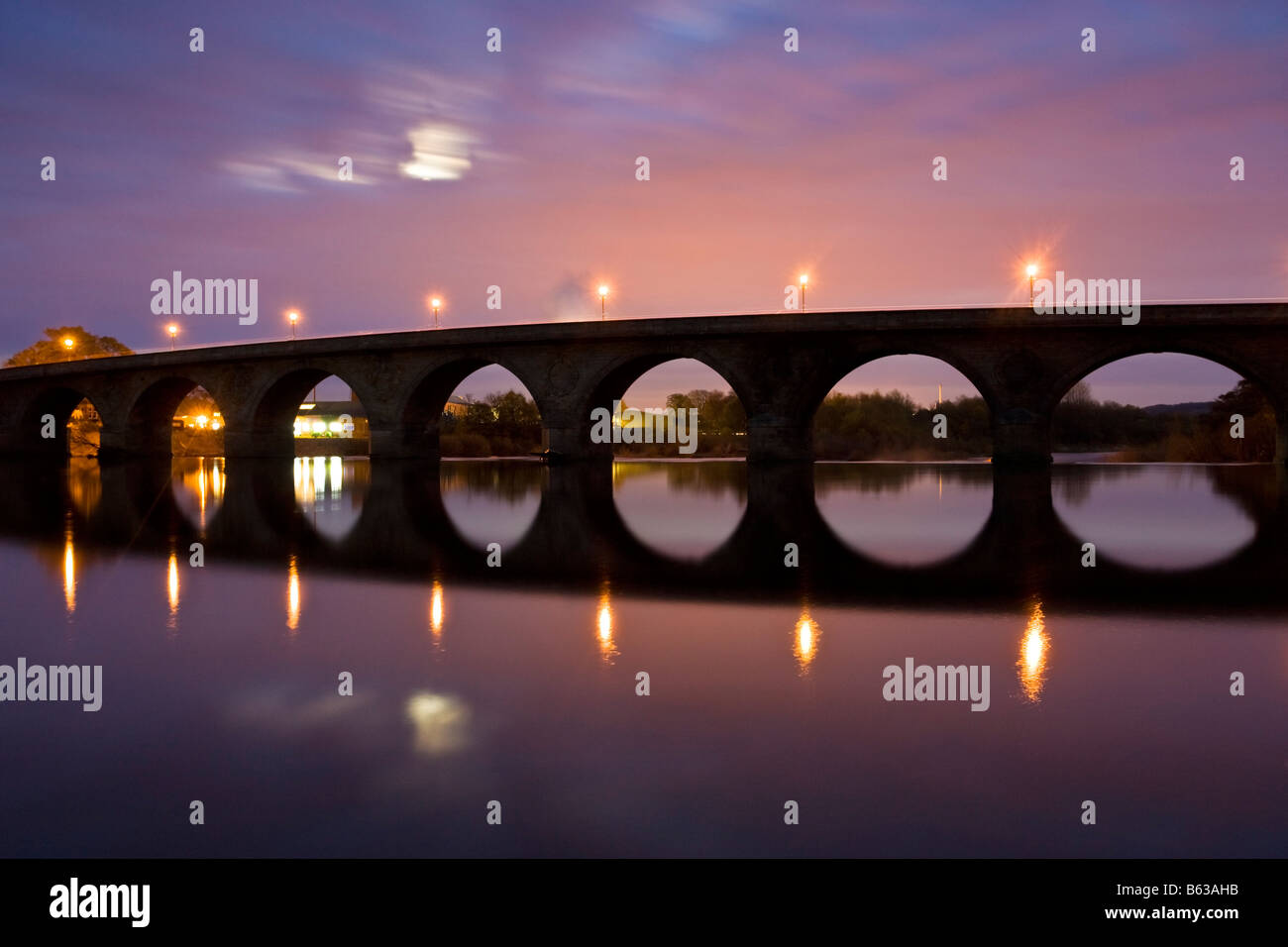 Bridge crossing the tyne hi-res stock photography and images - Alamy