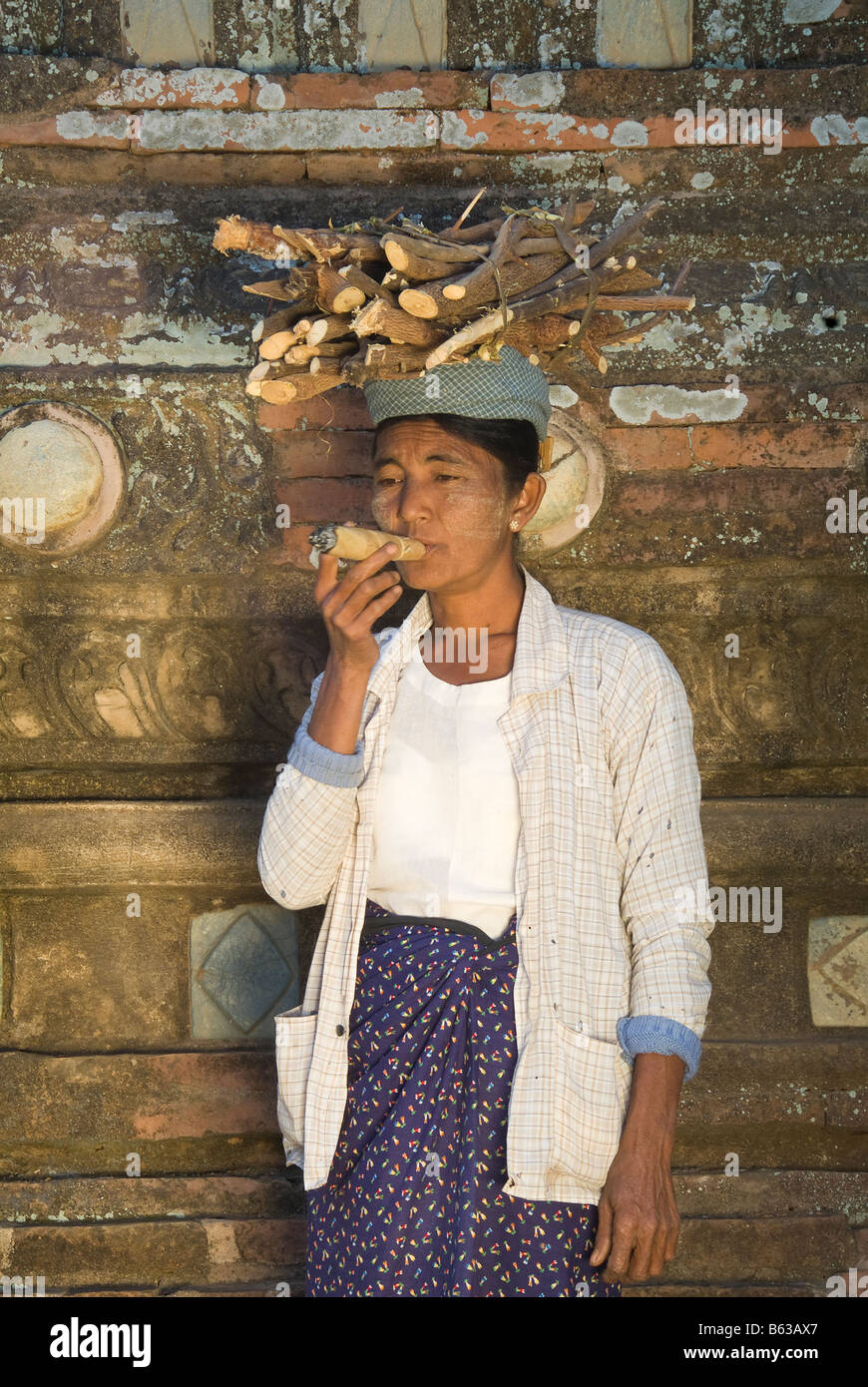 Burmese myanmar woman smoking hi-res stock photography and images - Alamy