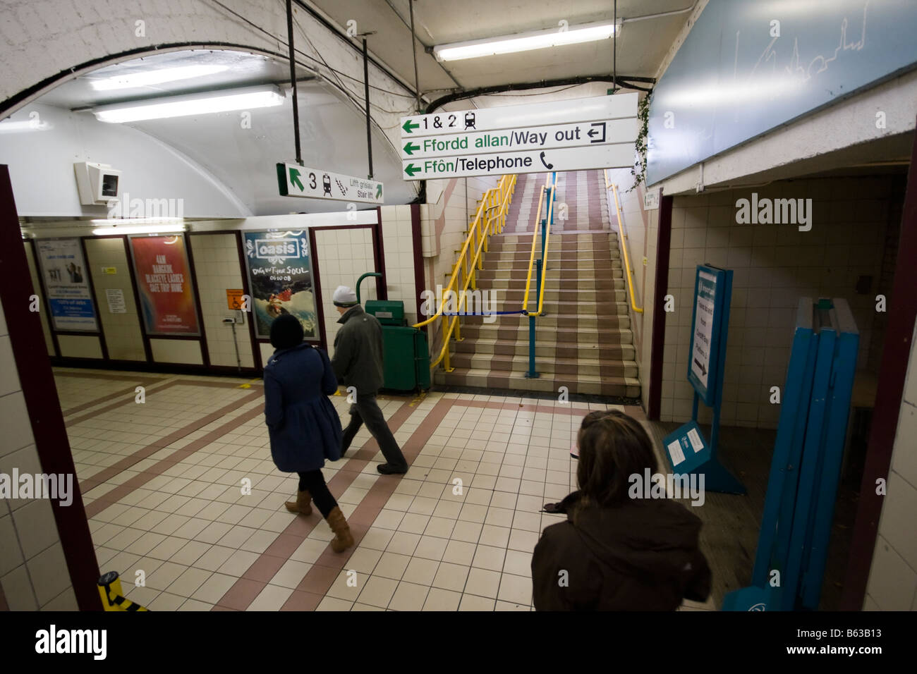 Cardiff railway station hi-res stock photography and images - Alamy