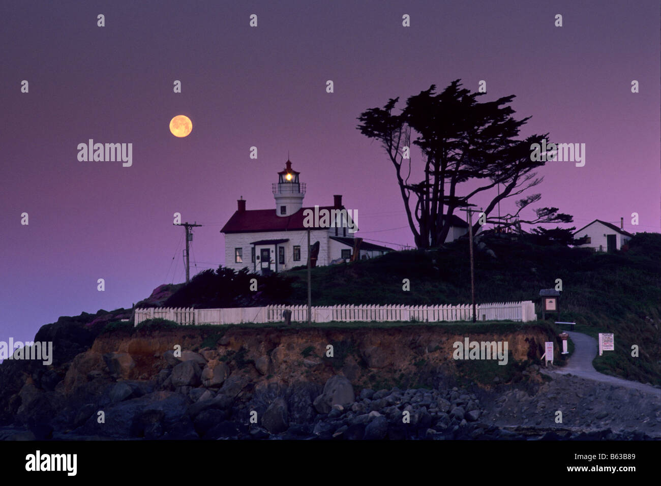 Full moon setting at dawn over Battery Point Lighthouse Crescent City ...