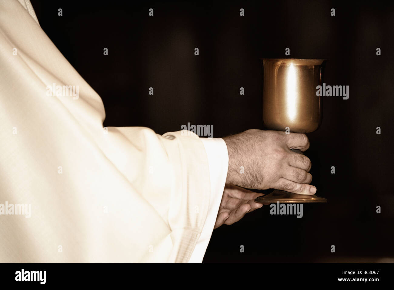 Hand holding a goblet hi-res stock photography and images - Alamy