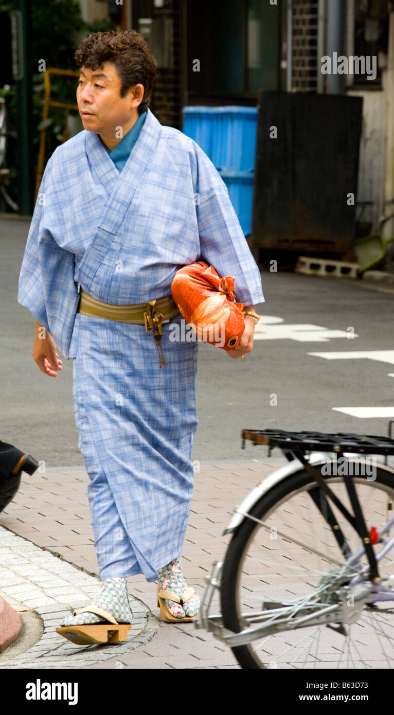 Man wearing a traditional kimono in Asakusa, Tokyo, Japan Stock Photo ...