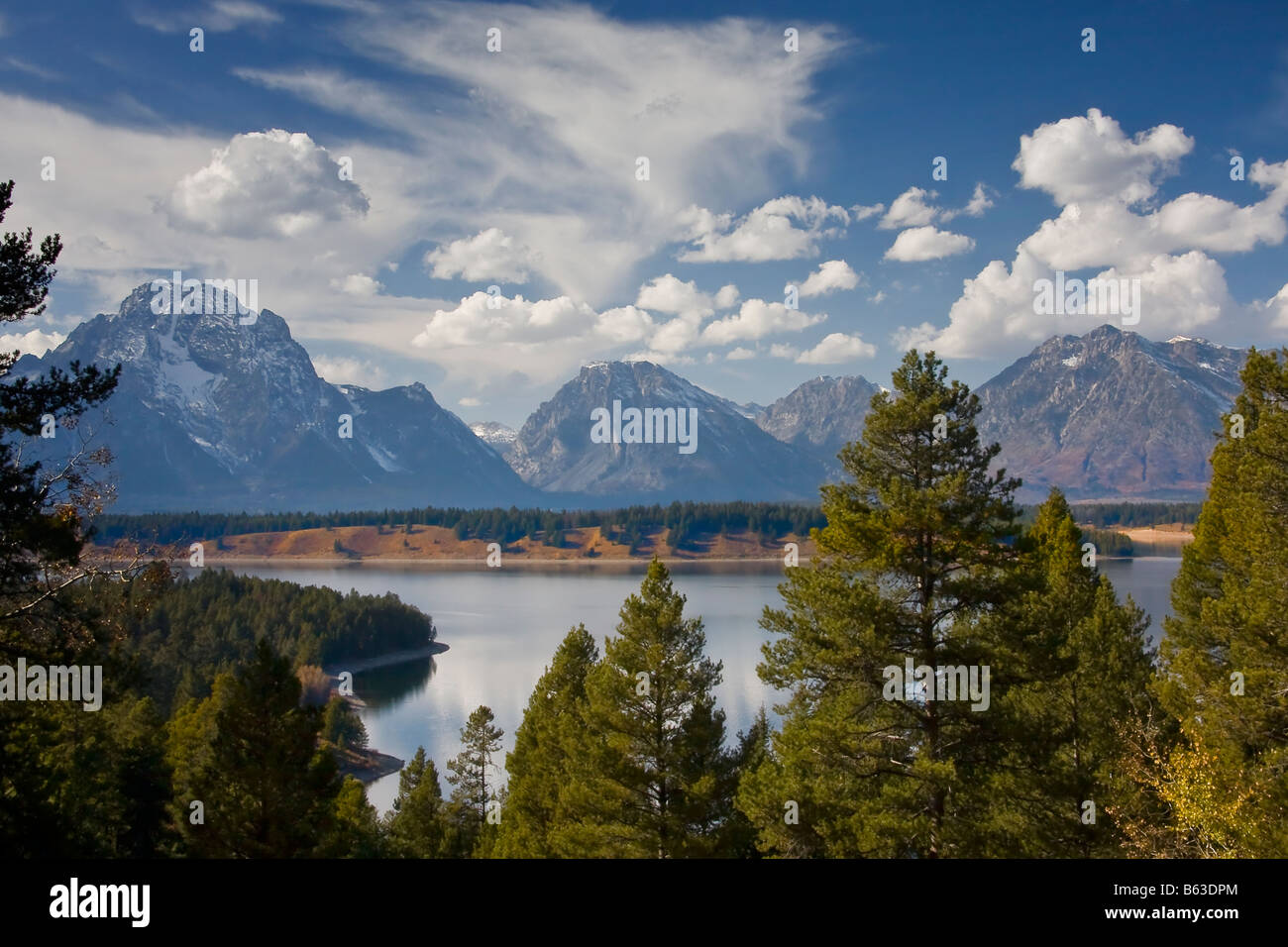 A view of the Grand Teton mountains and Jackson Lake with a stunning ...