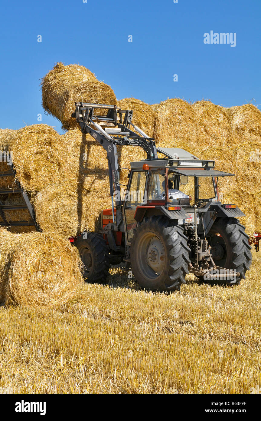 Load straw bales hi-res stock photography and images - Alamy