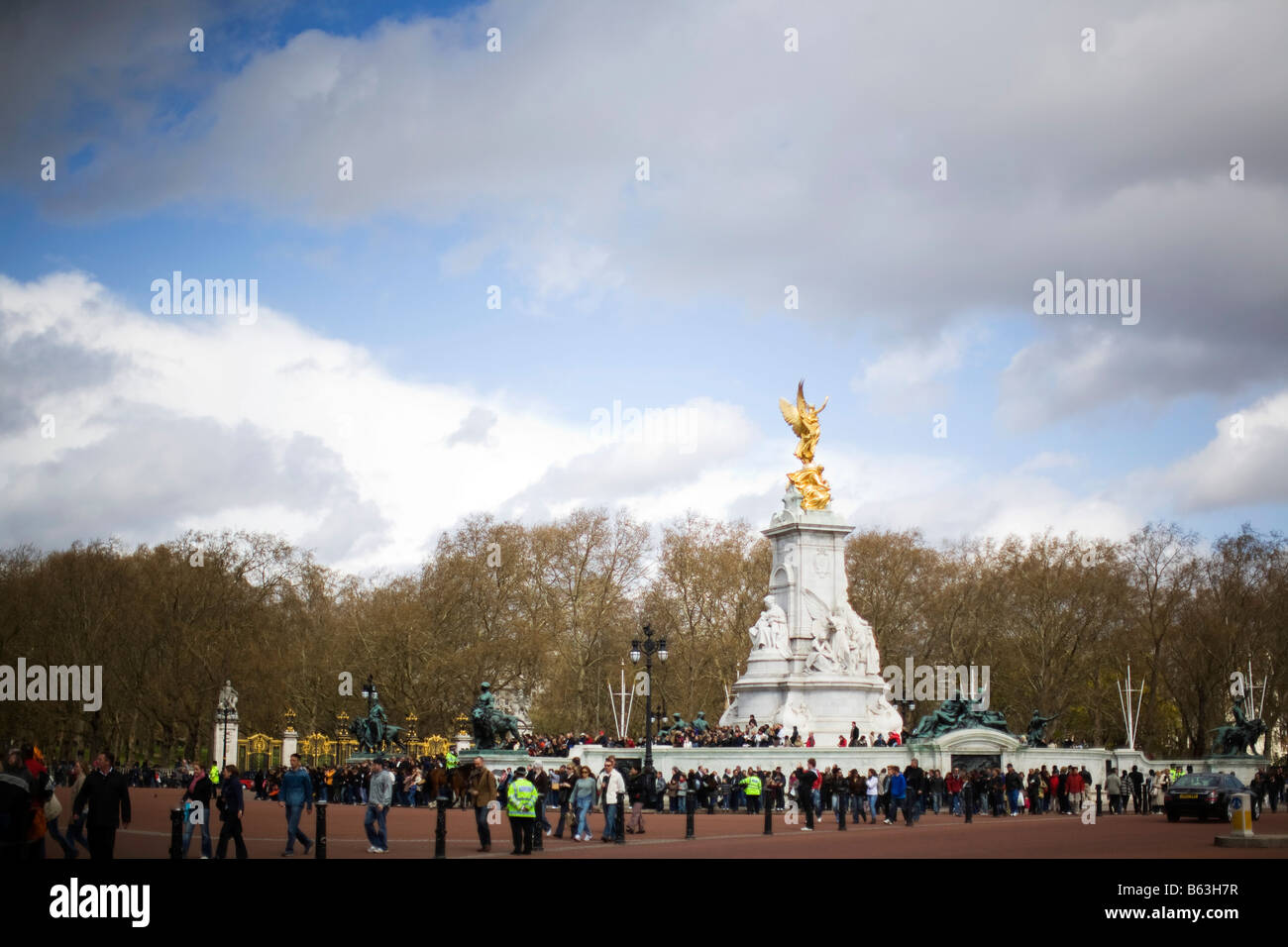 buckingham palace royal london england queen Stock Photo - Alamy