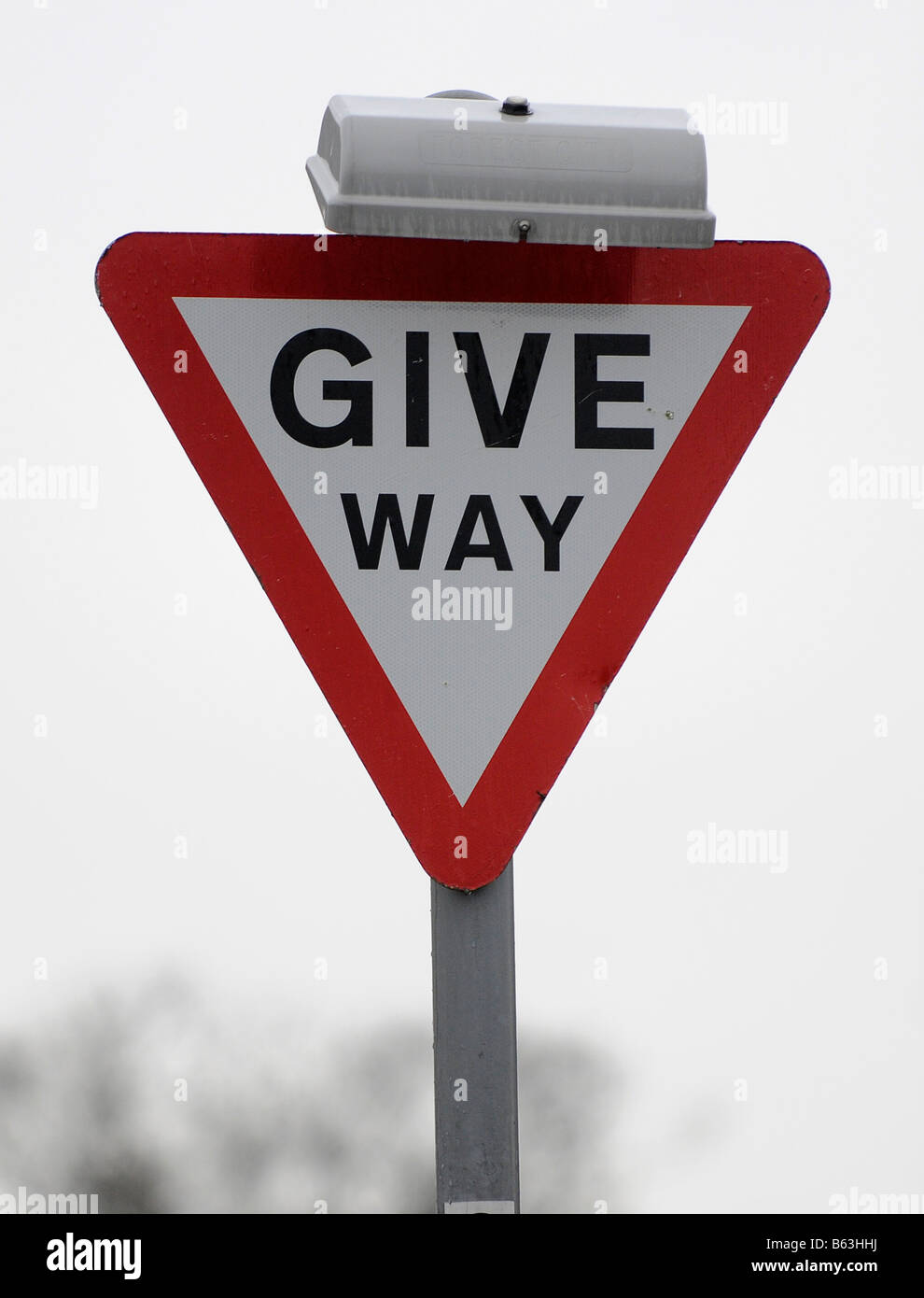 Give way sign uk hi-res stock photography and images - Alamy