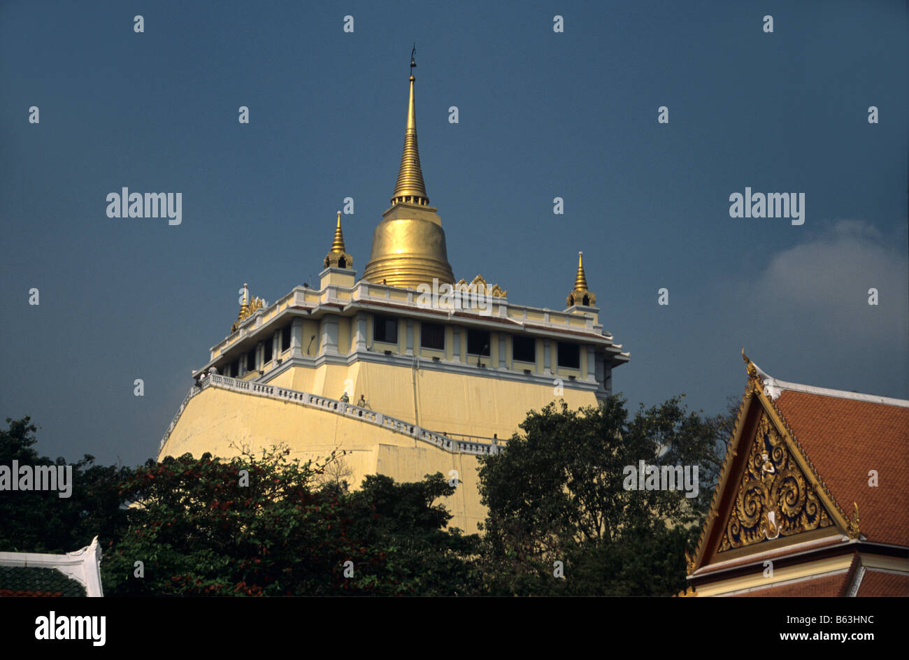 The Golden Mount or Mountain rises above Wat Saket, Bangkok, Thailand ...
