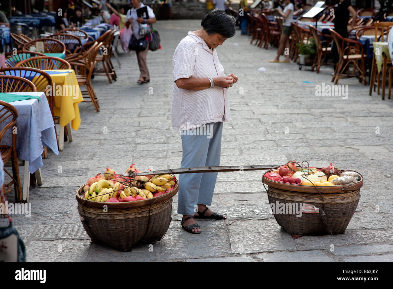 Market woman vendor poor poverty hi-res stock photography and images ...