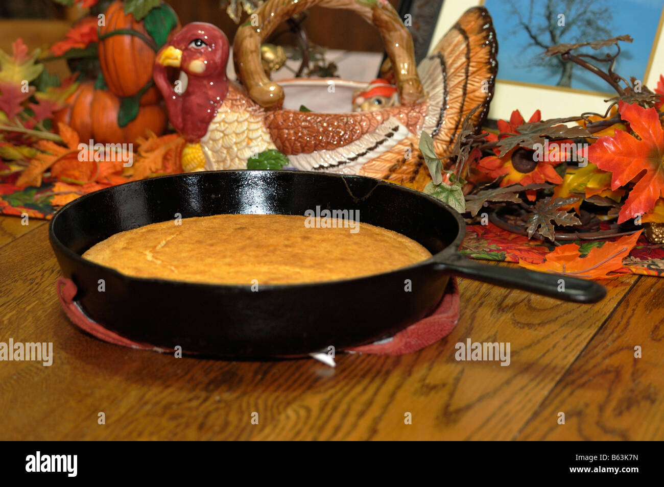 Cast iron skillet cornbread hi-res stock photography and images - Alamy