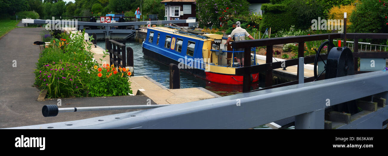 Radcot lock hi-res stock photography and images - Alamy