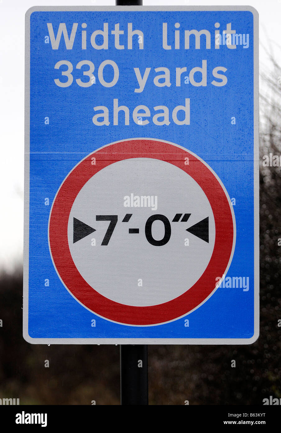 Width road sign hi-res stock photography and images - Alamy
