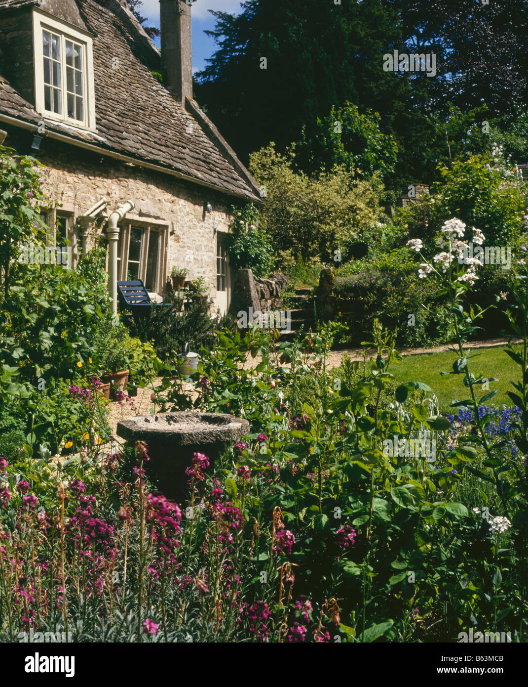 Pretty garden corner Stock Photo - Alamy