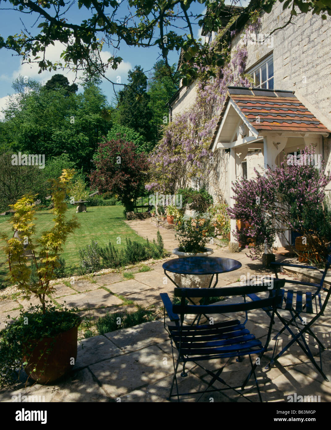 Shaded garden patio uk hi-res stock photography and images - Alamy