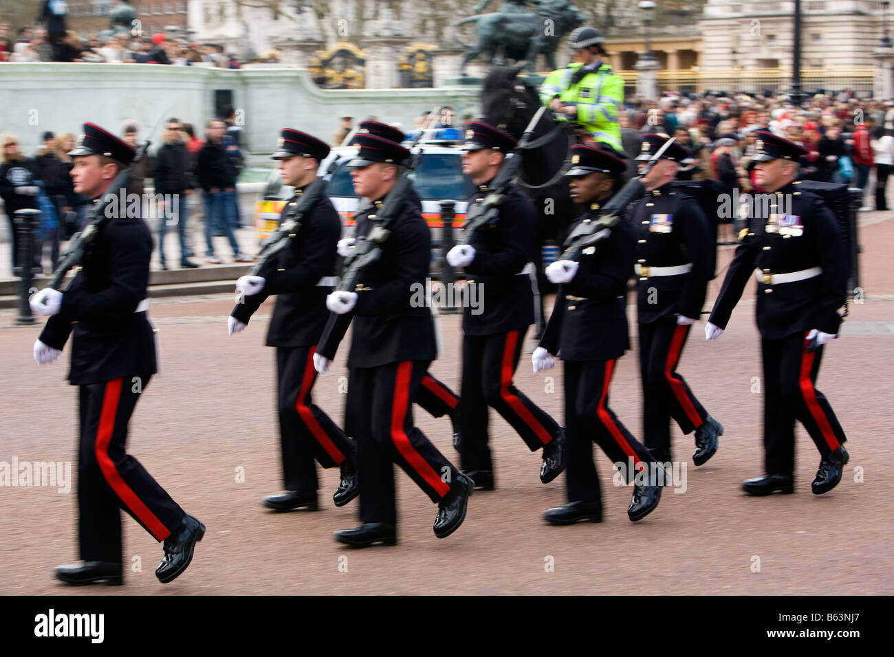 Changing of the guard buckingham palace hi-res stock photography and ...