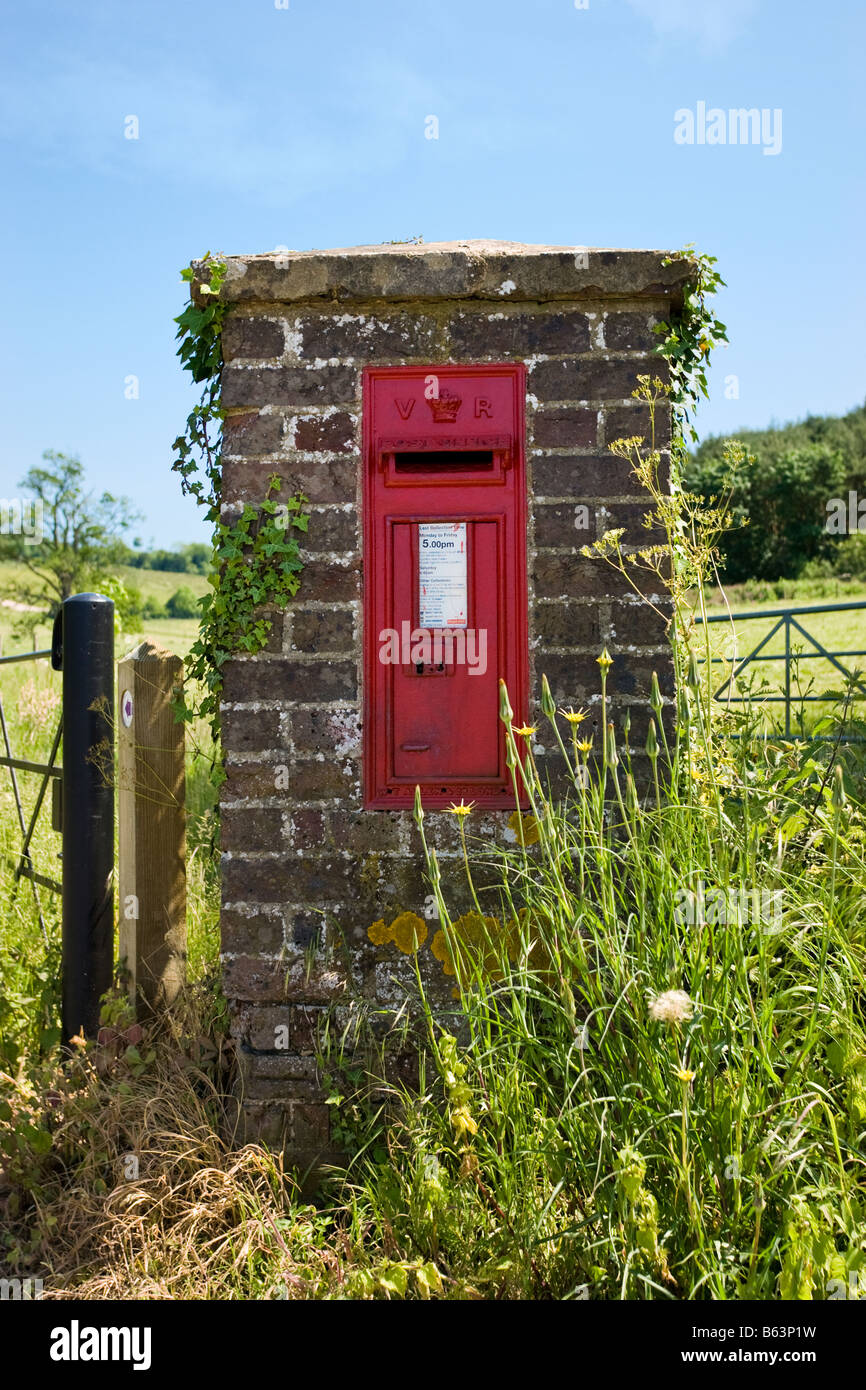 British post box hi-res stock photography and images - Alamy