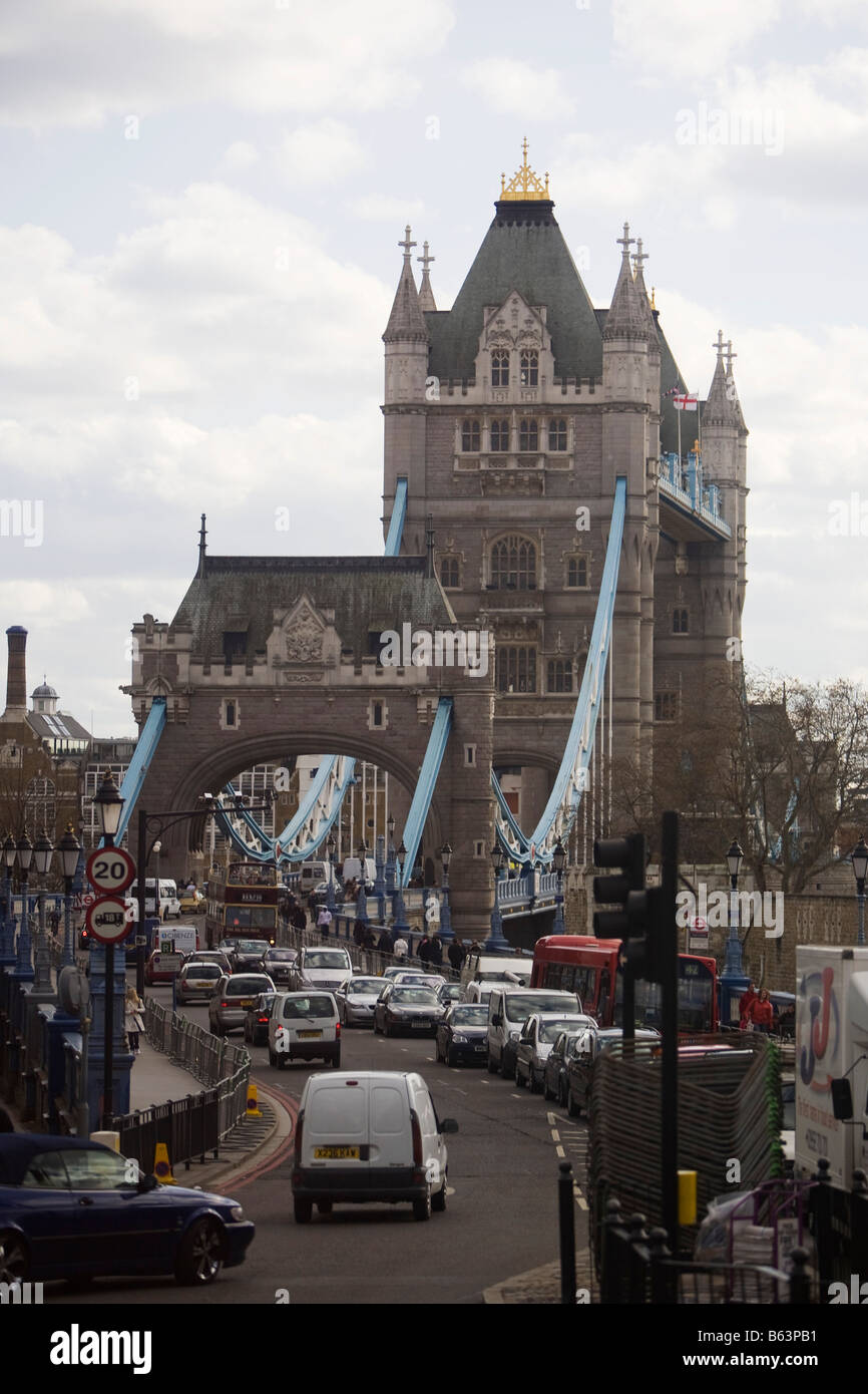 london bridge england traffic Stock Photo - Alamy