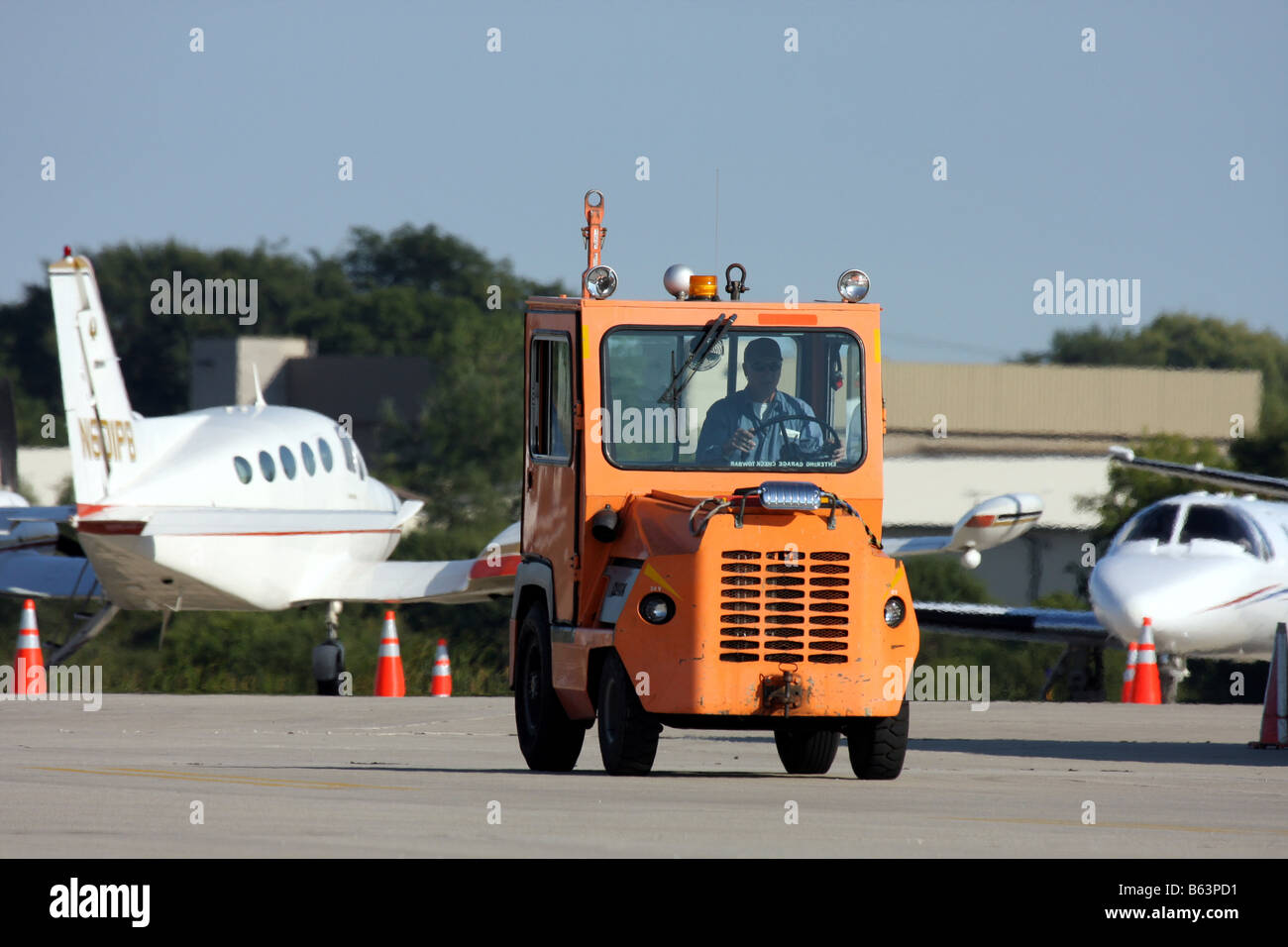Airport towing vehicle hi-res stock photography and images - Alamy