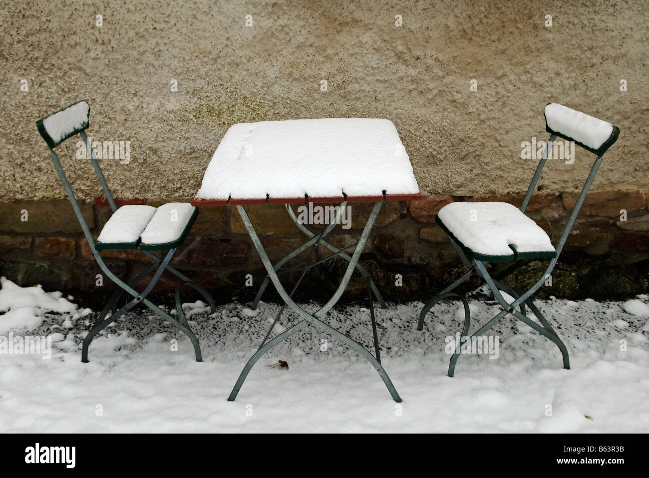 Cafe table chairs in snow hi-res stock photography and images - Alamy