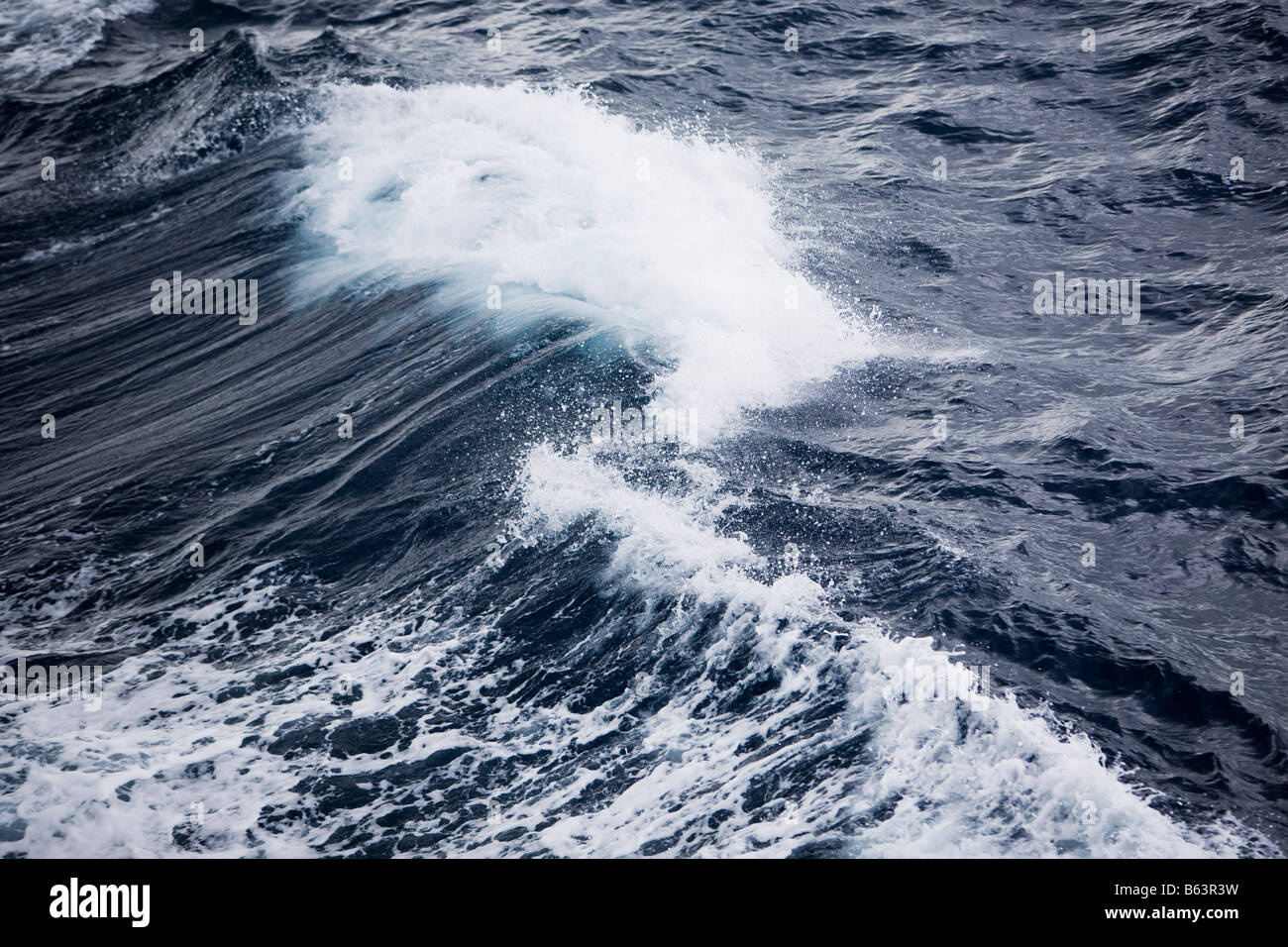 wave atlantic ocean Stock Photo - Alamy