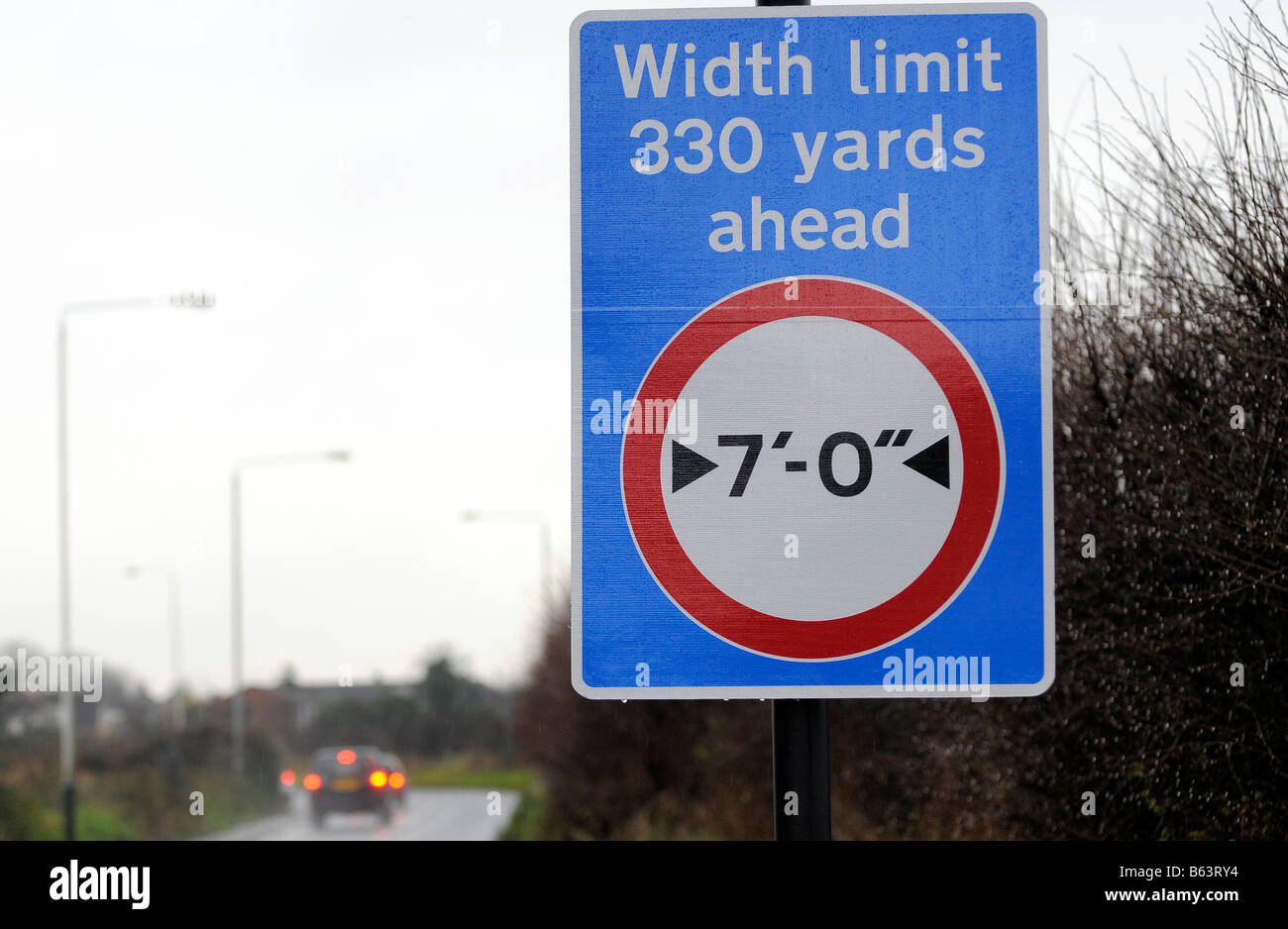 Width road sign hi-res stock photography and images - Alamy