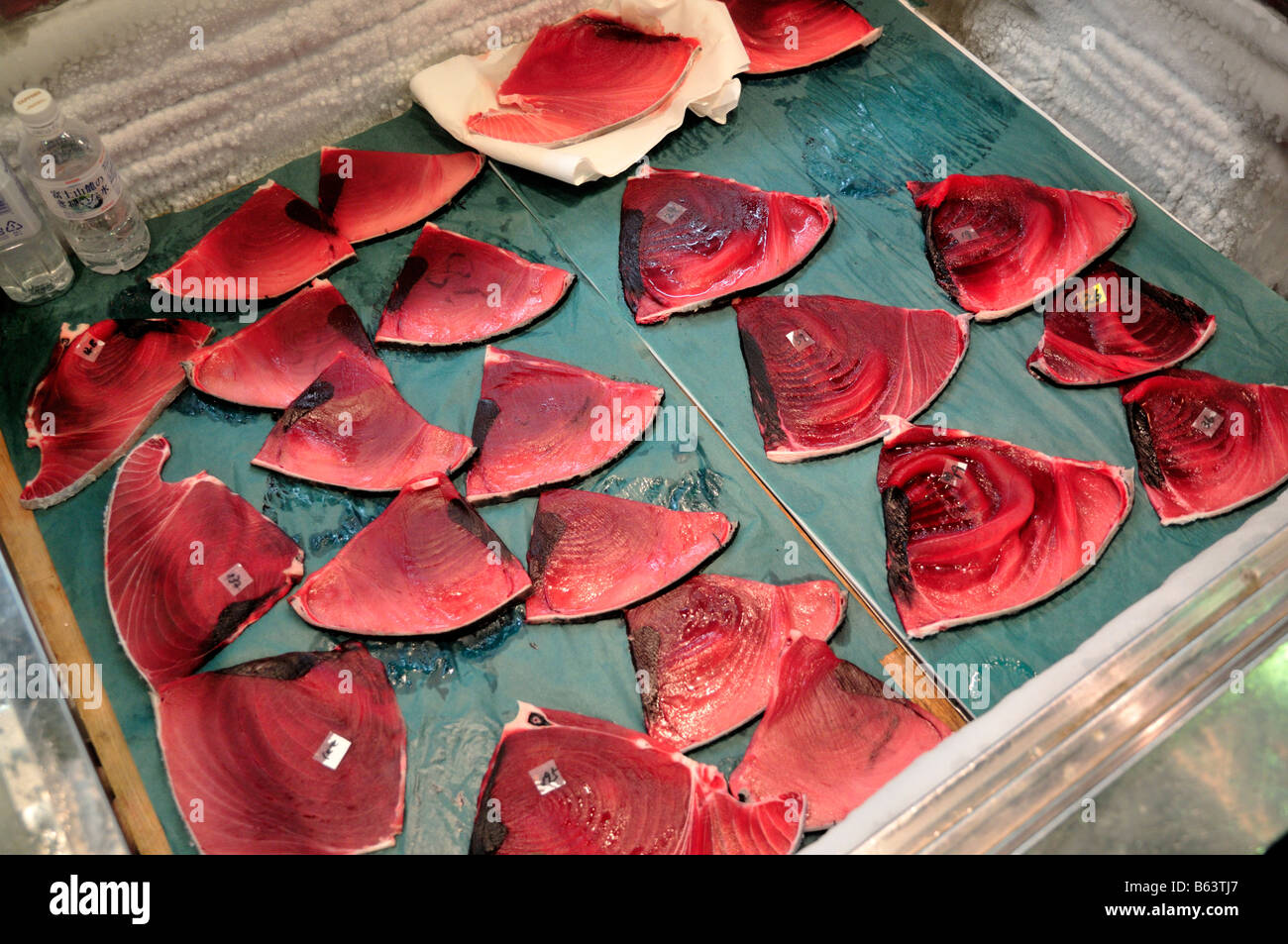 Fresh sliced tuna on sale at the Tsukiji fish market, Tokyo, Japan 3/3 ...