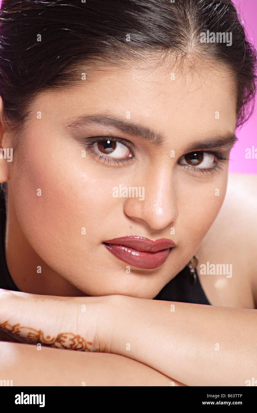 Close up of beautiful young Indian Lady Stock Photo - Alamy
