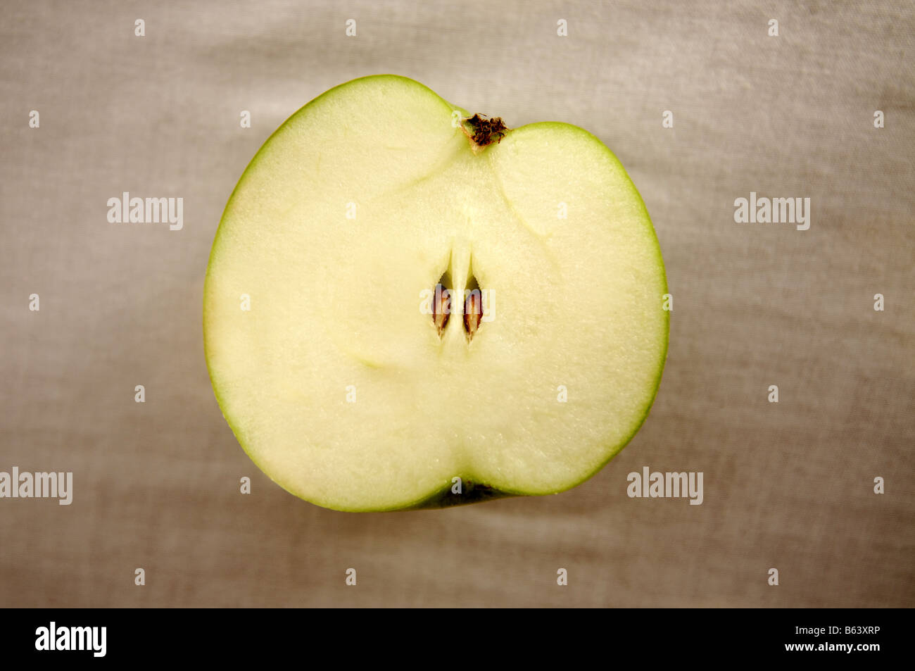 apple cut in half Stock Photo - Alamy