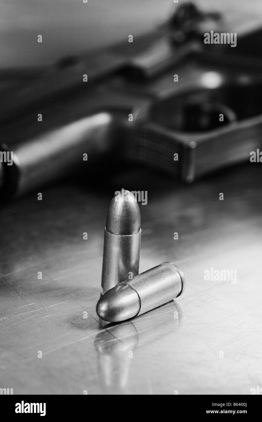Gun with 9mm cartridges Stock Photo - Alamy