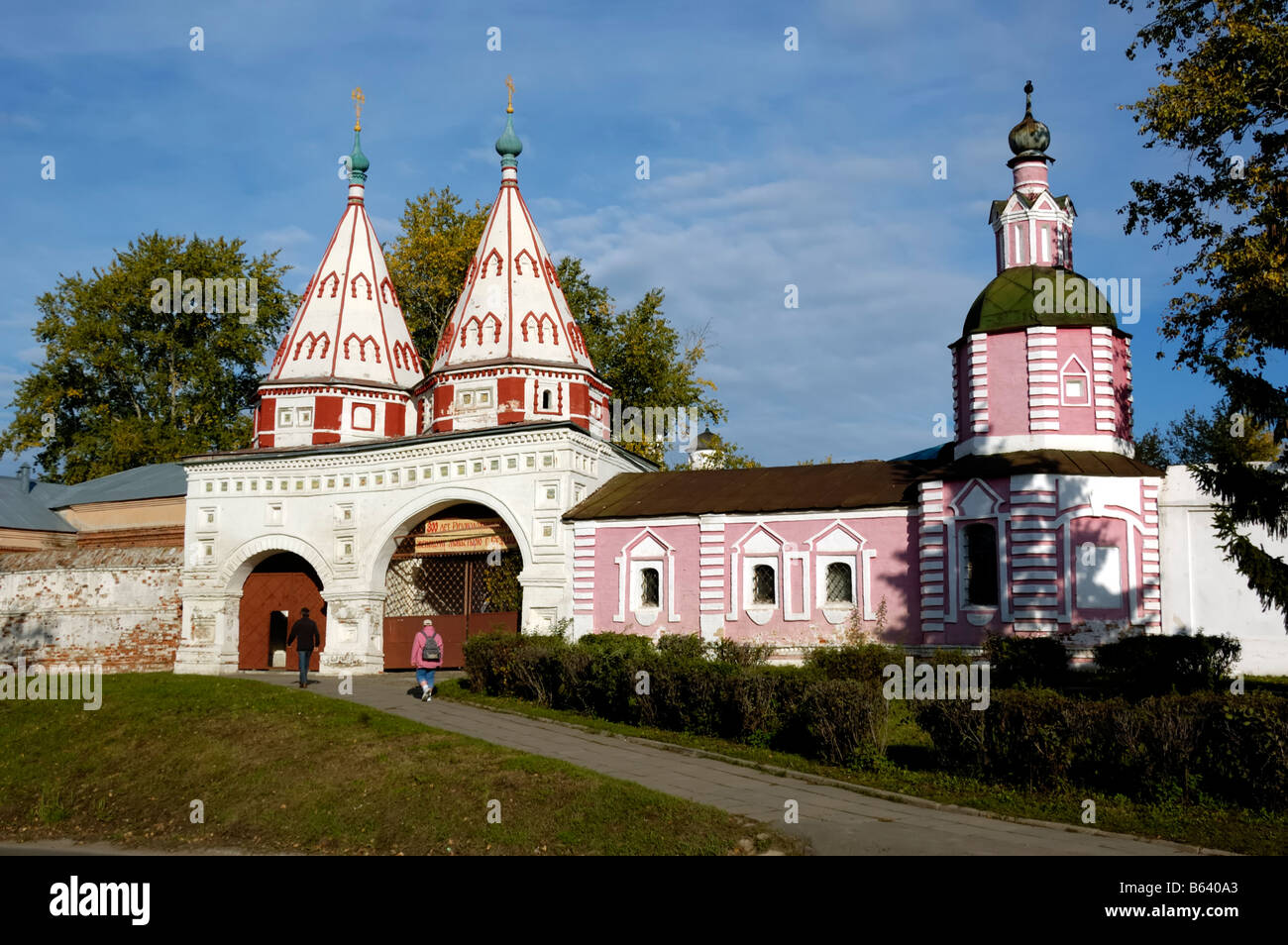 The Holy Gates of the Rizopolozhensky Monastery (1688), Suzdal, Russia ...