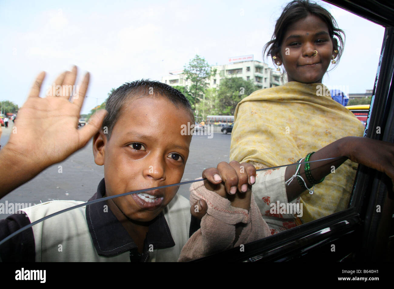 Begging children hi-res stock photography and images - Alamy