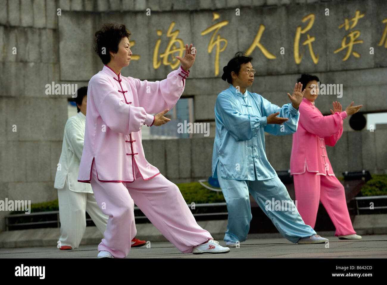 Group people doing tai chi hi-res stock photography and images - Alamy