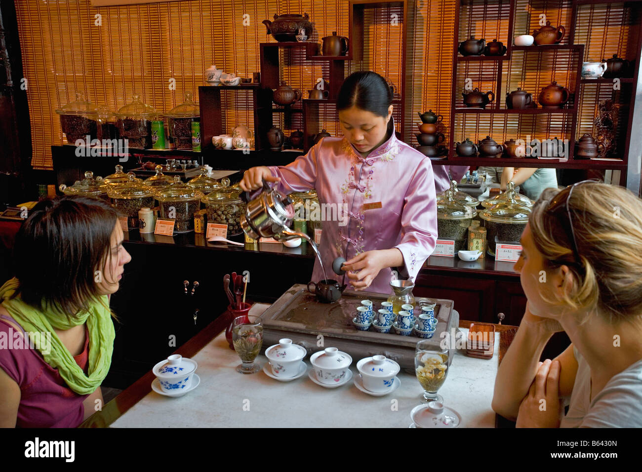 China, Shanghai, Visitors having tea ceremony in Yuyuan teahouse, near ...