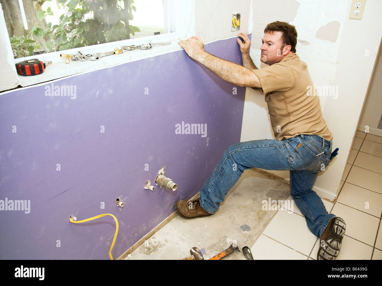 Man installing drywall hi-res stock photography and images - Alamy