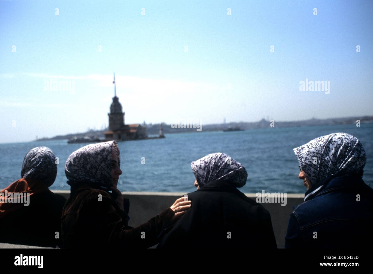 Istanbul muslim women hi-res stock photography and images - Alamy