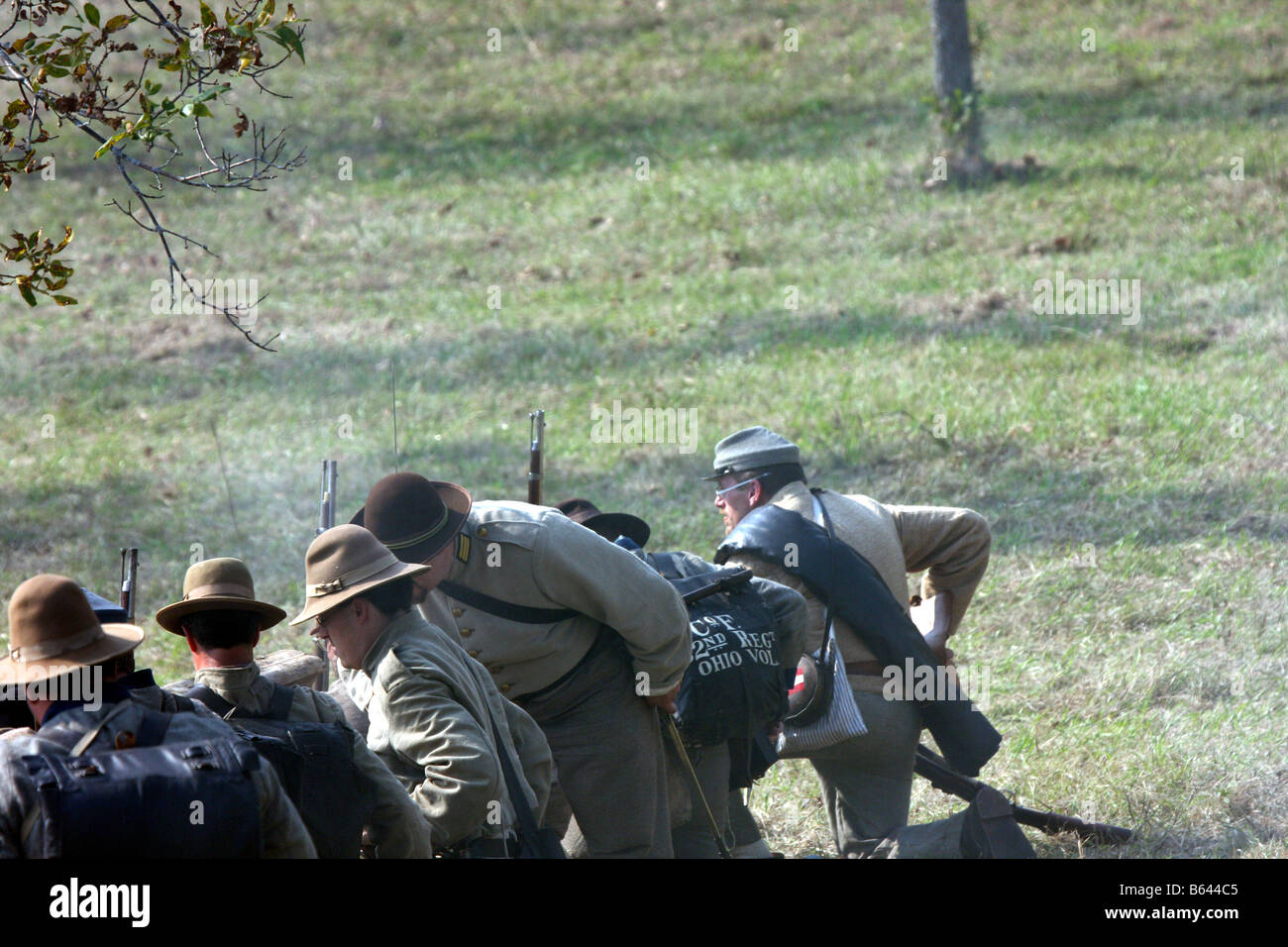 Confederate soldiers at the front line in battle in the Civil War ...