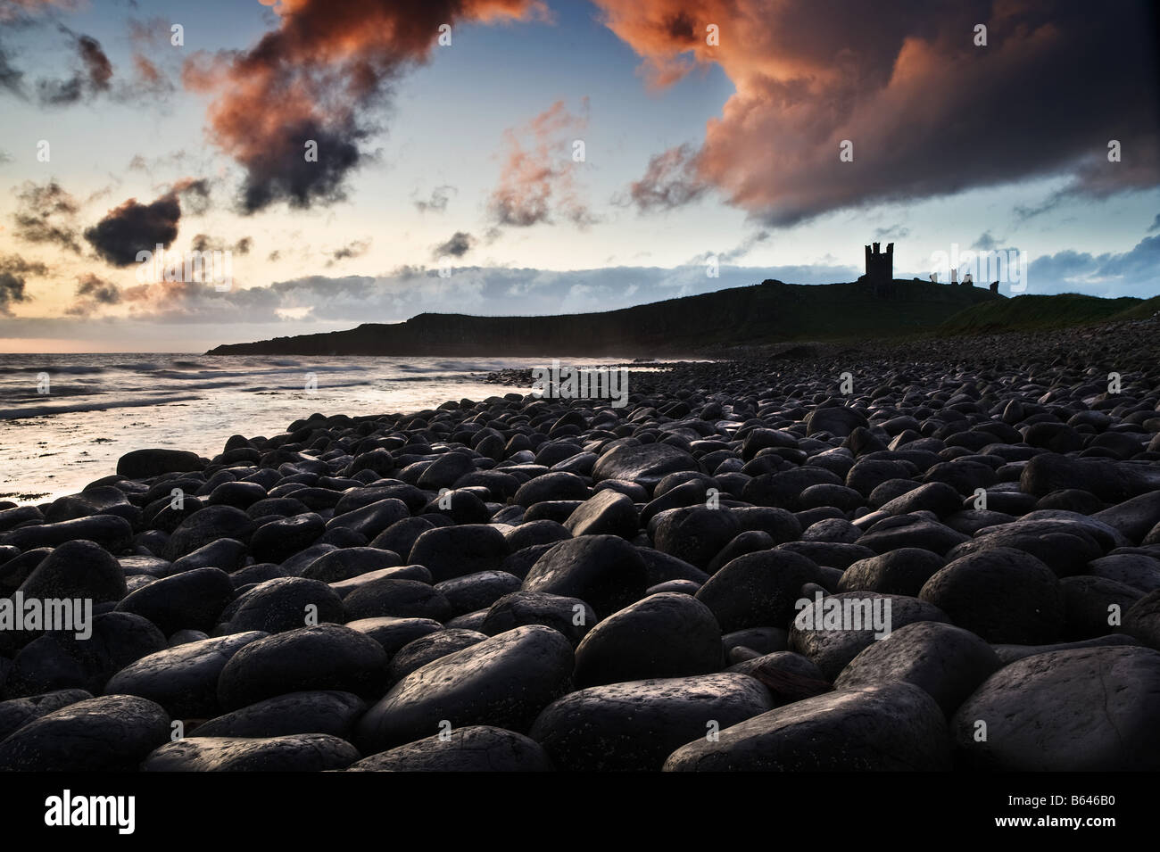 Sunrise at Dunstanburgh Castle, Embleton Bay, Northumberland Stock ...